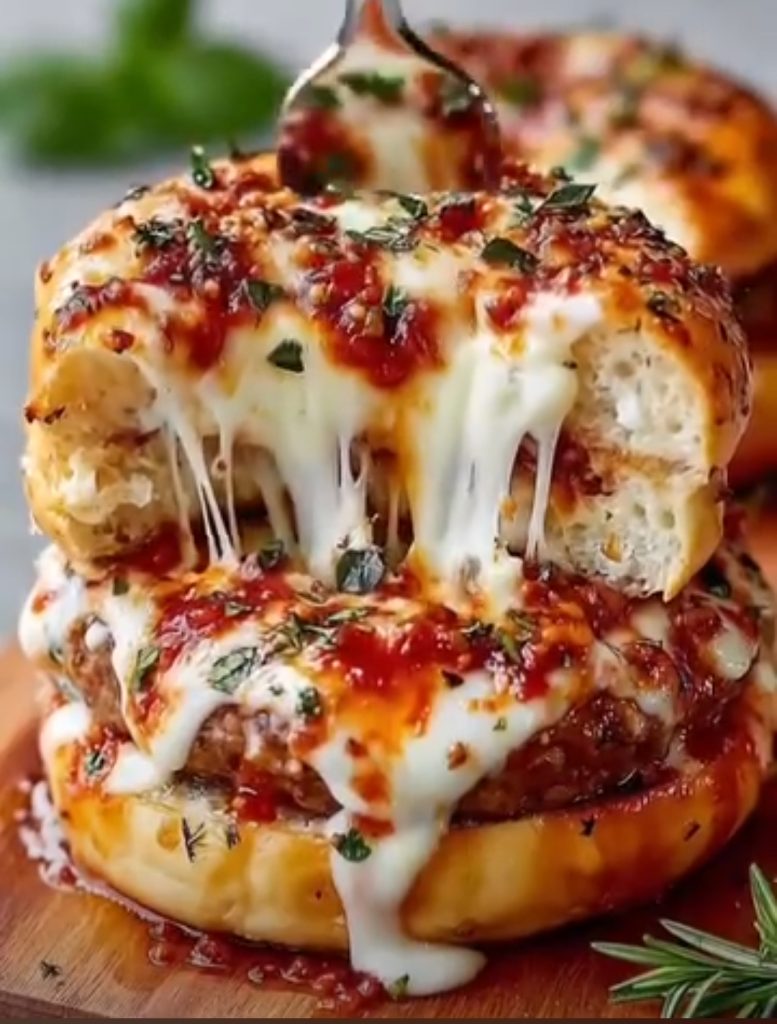 Mozzarella-Stuffed Pizza Burgers – Easy Yum